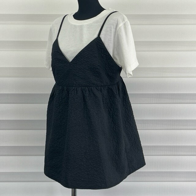 送料無料 新品タグ付き remiel 半袖Tシャツ付きキャミソール レディース Sサイズ エンボスフラワー柄? 衣類 ブラック/ホワイト /51516/在★4 商品詳細 トルソーは撮影用で商品ではありません。こちら在庫がある物となります。状...