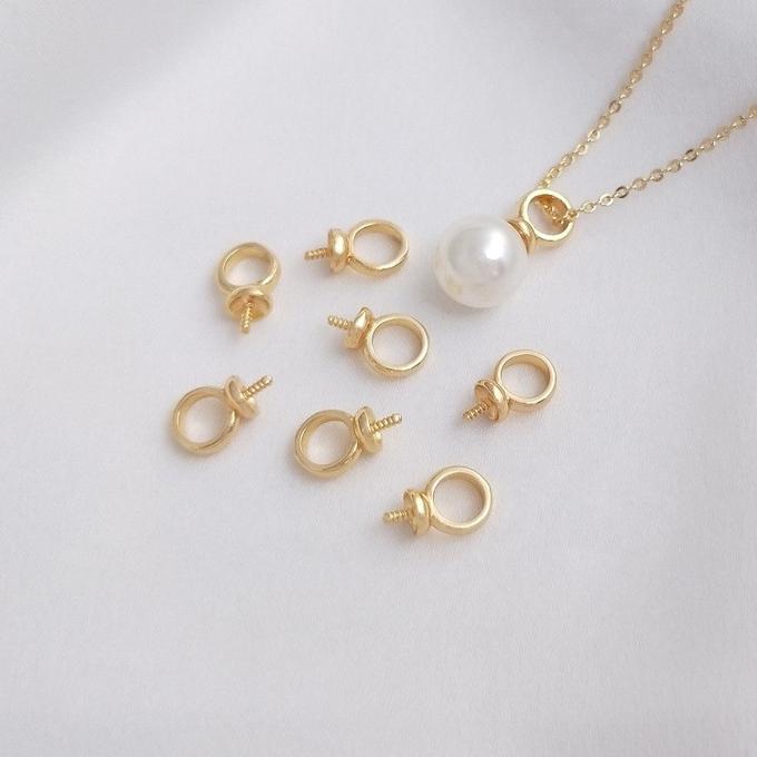 ■ Product Detail -商品詳細- 丸みあるフォルムにペンダントトップだけでなく、ヒートンにも愛らしく使っていただけます。上品なお色味で、ネックレスの主役にぴったりな一点です。 個数 6個セット 素材 合金（k14をメッキ加工）...