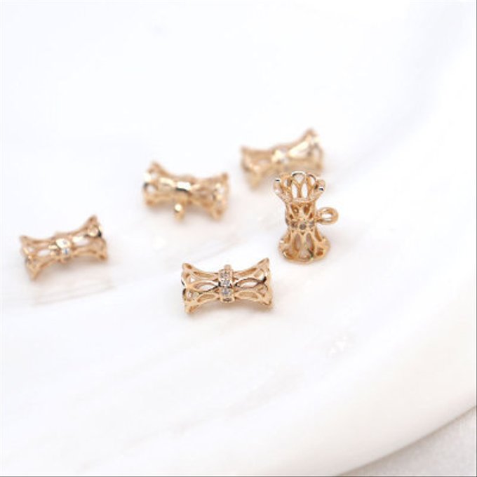 ■ Product Detail -商品詳細- 繊細なデザインでジルコニアの煌めきを添えた、大人かわいいペンダントトップです。上品な存在感で、ネックレスの主役にぴったりな一点です。 個数 1個 素材 合金（k14メッキ加工）、ジルコニア サ...