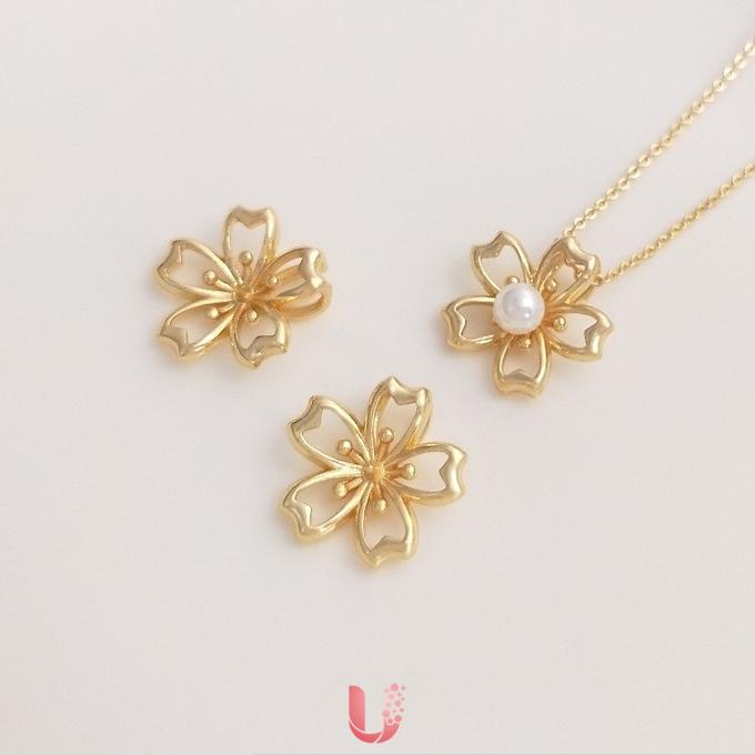 ■ Product Detail -商品詳細- 桜をモチーフに上品なゴールドカラー、真珠に使いやすい太さの芯立を用いて安定した創作におすすめのペンダットトップです。チャームにもお使いいただけます。 個数 1個 素材 合金（k14をメッキ加工...