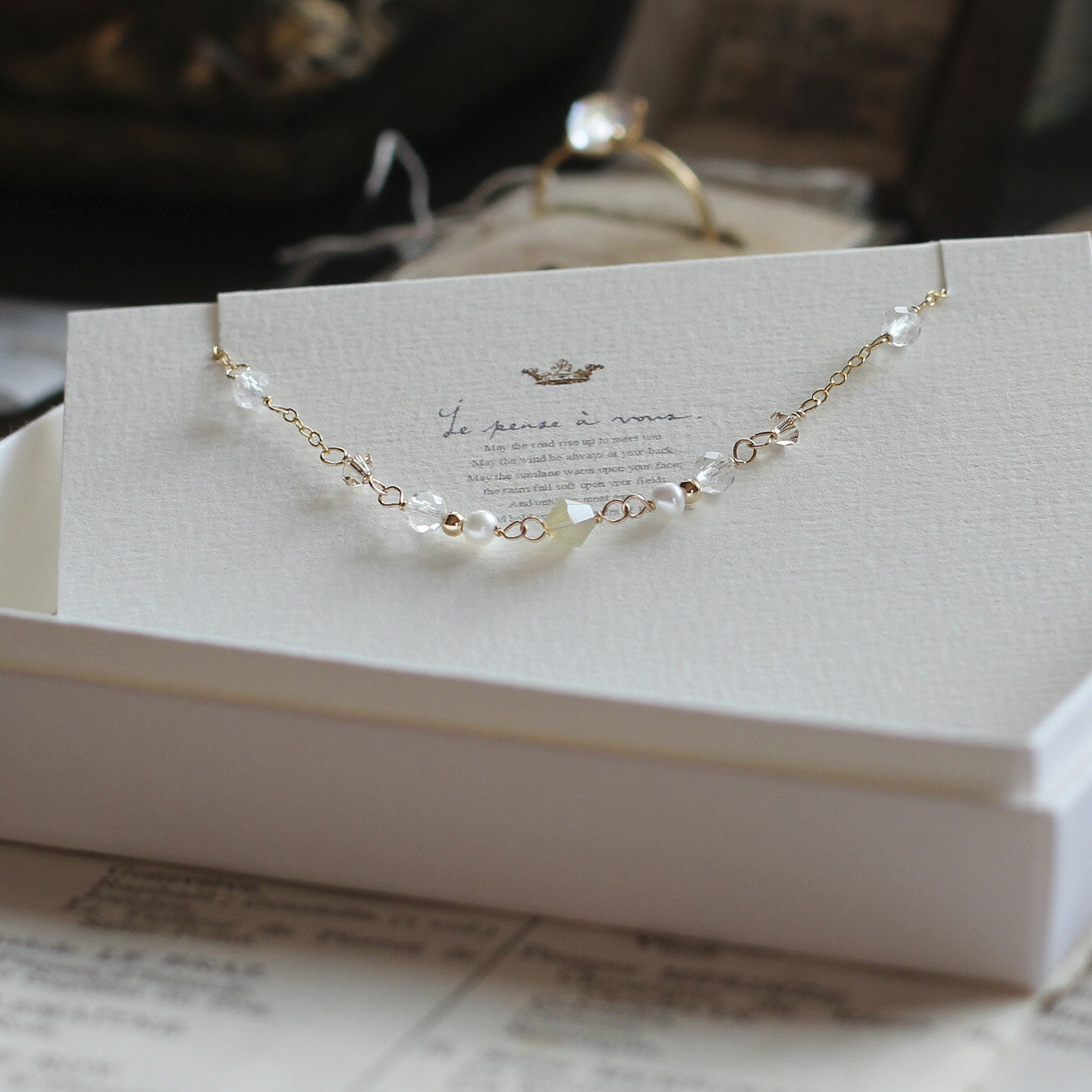 商品情報素材使用素材：14K Gold Filled、宝石質クリスタル他、淡水パールサイズブレスレット：15.5〜18cm(ブレスレット部分15.5cm、+アジャスター2.5cm)18cmまで無料でサイズ変更を承ります。備考欄にご希望の本体...