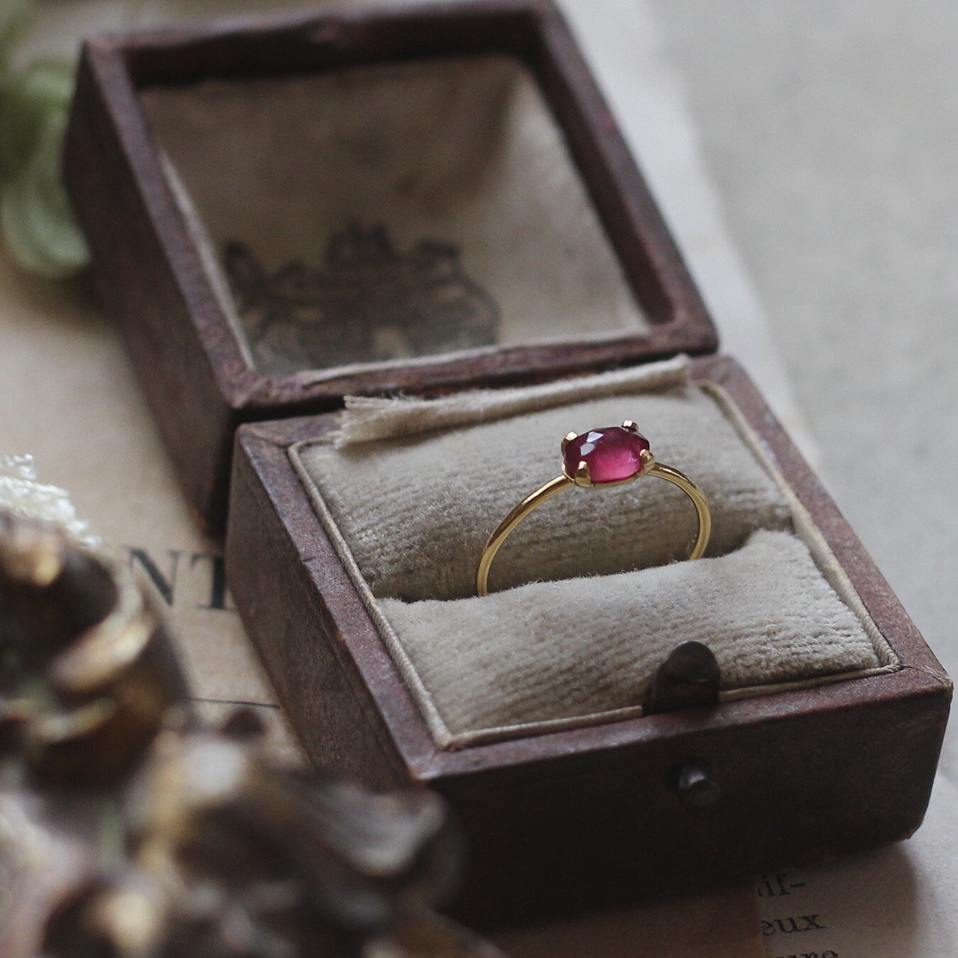 商品情報素材石のサイズ6mm✕4mm使用素材：14K Gold Filled、ルビー・7月誕生石・グラスフィルド処理済サイズ9、11、13号でご用意しています。サイズ選択の項目よりお選び下さい。Cadre Rings 14KGF・ルビー/7...