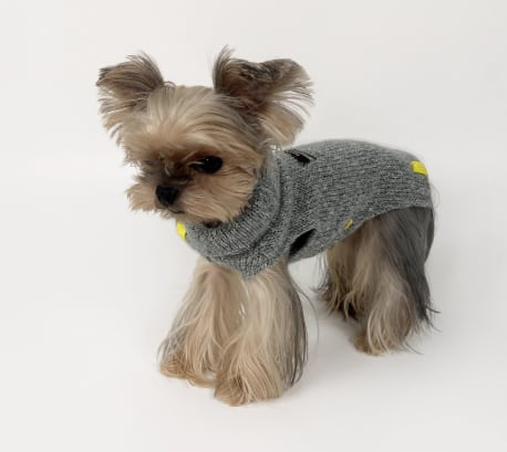 小型犬にぴったり！あったか可愛いニットセーターシンプルなグレーにイエローのアクセントをプラスした、スタイリッシュで可愛い犬用ニットセーター。伸縮性のあるやわらかい素材で、着心地が良く動きやすいため、活発なワンちゃんにもぴったりです。【おすす...