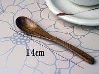 厳選した国産のケヤキを手彫りにして、国産の生の漆をすり込んで仕上げた、けやきティースプーンです。日本の天然素材を使用して、安全で安心なばかりでなく、特に木目が美しいケヤキは食卓に自然の風合いをもたらしてくれます コーヒーカップティーカップな...