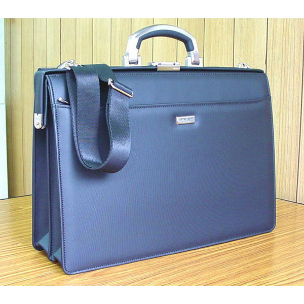 ■　クラウン　■CR-62669 クラウン　ダレスバッグ　CR-BB701-B◆　主な特長　◆頑丈なアルミハンドル。◆　主な仕様　◆●外寸：横420×縦300×厚130mm●内寸：横405×縦260×厚120mm●重量：1.4kg●材質：P...