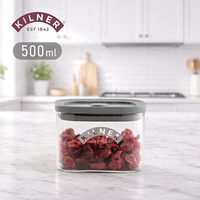 KILNER キルナー フレッシュストレージ スクエア ジャー 0.5Lの解説 ■ワンプッシュで鮮度を守る密閉保存 毎日の料理に欠かせない調味料や乾物の保存に、機能性とデザイン性を兼ね備えたガラスジャーが登場しました。 フタに付いた中央のバ...