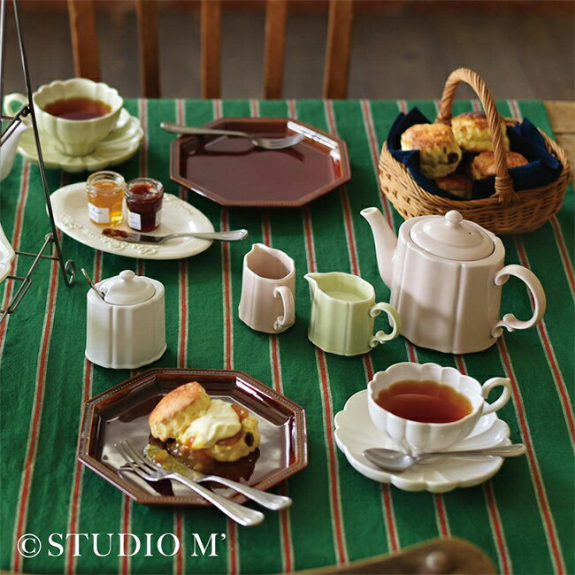 studio m’ スタジオエム パンジェンシーポットの解説 曲線が美しいオーバル形状とエレガントなハンドルが特徴的なティーポットです。 あるだけで優雅なアフタヌーンティー気分が味わえます。 ポットに茶漉しが無いため茶葉で本格的なお茶淹れた...