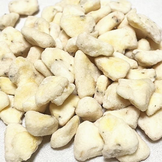 とりたての新鮮なバナナを小さくカットして、まるごとフリーズドライ乾燥させちゃいました♪ 10mm角サイズにカットされたバナナが、タップリです。 自然の恵み、凝縮されたビタミンとミネラル、甘さがぎっしり詰まっています。 食物繊維が豊富で腸の働...