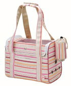 とってもキュートで、とっても機能的な布製バックタイプの キャリーです。肩から掛けて両手が空くので楽ちん。 中にはペットシーツ等を敷くプラスチック製のトレイと スノコがあり、バッグから完全に取り外しできるので 汚れる所は丸洗いできとても衛生的...