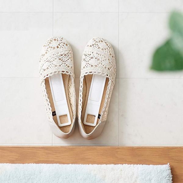 ■特長帰宅後にサッと入れるだけ！吸水力と乾燥力を併せ持つ「珪藻土」のスティックです。靴箱やシューズボックスの他、クローゼットや押入れにも便利です。革靴やスニーカーだけでなく、紐をくくりつけて、ブーツや長靴にも使えます。汗のヌルヌルした感じや...