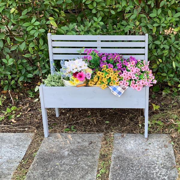 ■特長ありそうでなかった、寄せ植えが映える椅子型プランタースタンドです。玄関脇やベランダ、ポーチのような土のない場所を、生き生きとした華やかな空間に変えます。天然木の温かな手触りと、フランスの田舎町にありそうなアースカラーも自慢！■ポイント...