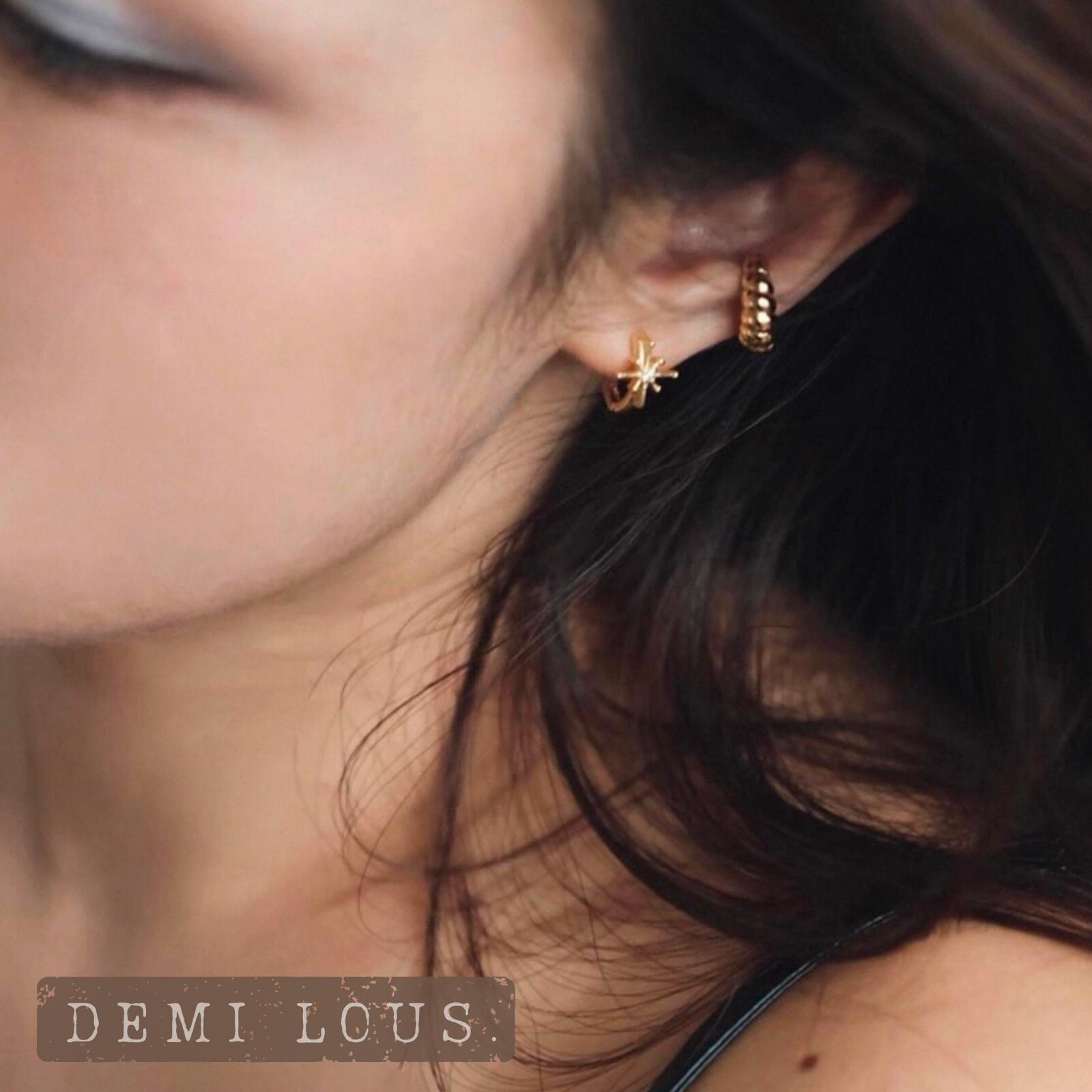 商品情報特徴・ 北極星デザイン｜さりげないのに印象的北極星モチーフが耳元で上品にきらめき、甘すぎず程よいフェミニン感。見るたび気分が上がる、特別感のあるデザイン。・ 小ぶりサイズ｜毎日つけたくなる軽やかさ内径約10mm・軽量約1.67g。耳...