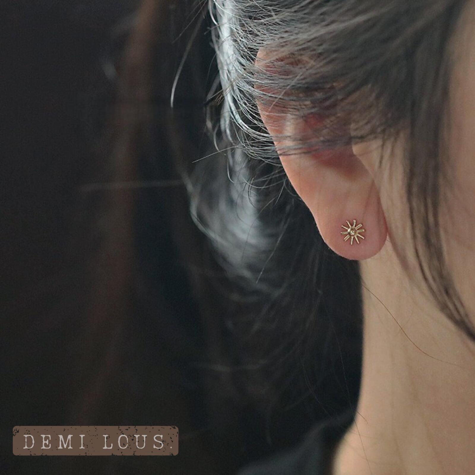 商品情報特徴・小ぶりでも印象に残る、洗練された太陽デザイン正面約8mmのミニサイズながら、太陽モチーフの立体感と輝きで、さりげなくも存在感のある耳元に。・ S925シルバー＋14KGF、肌にやさしく毎日使える耳針太さ約0.7mmの繊細設計。...