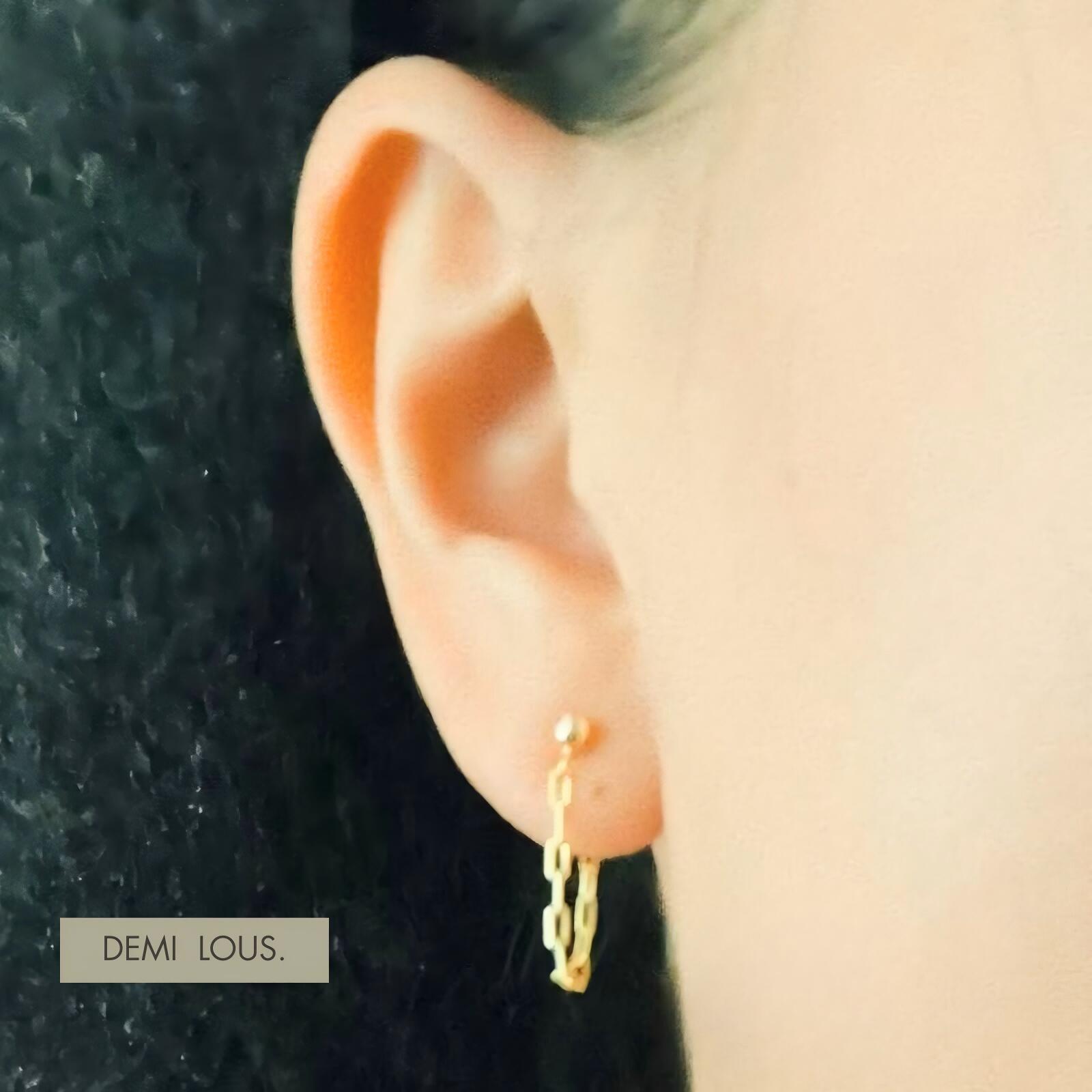 商品情報素材質感925純銀 14Kゴールドコーティング上品な14Kゴールド肌に優しく、変色しにくい14K金コーティング。上品な光沢が耳元を華やかに。シンプル×個性チェーンデザイン細長いチェーンが揺れるたびに軽やかな存在感をプラス。シンプルな...