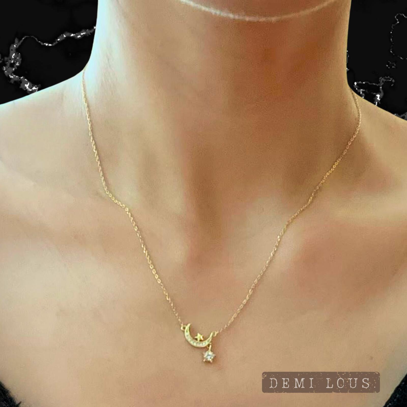 商品情報製品情報14kゴールドコーティング 、ジルコンサイズ長さ：約45cm ペンダントの月：約10mm、五芒星：約5mm重さ：約1.5g製品詳細● 星と月のデザイン｜守護バランス星は願いを、月は守護神。陰陽の相互反射と宇宙秩序の守護シンボ...