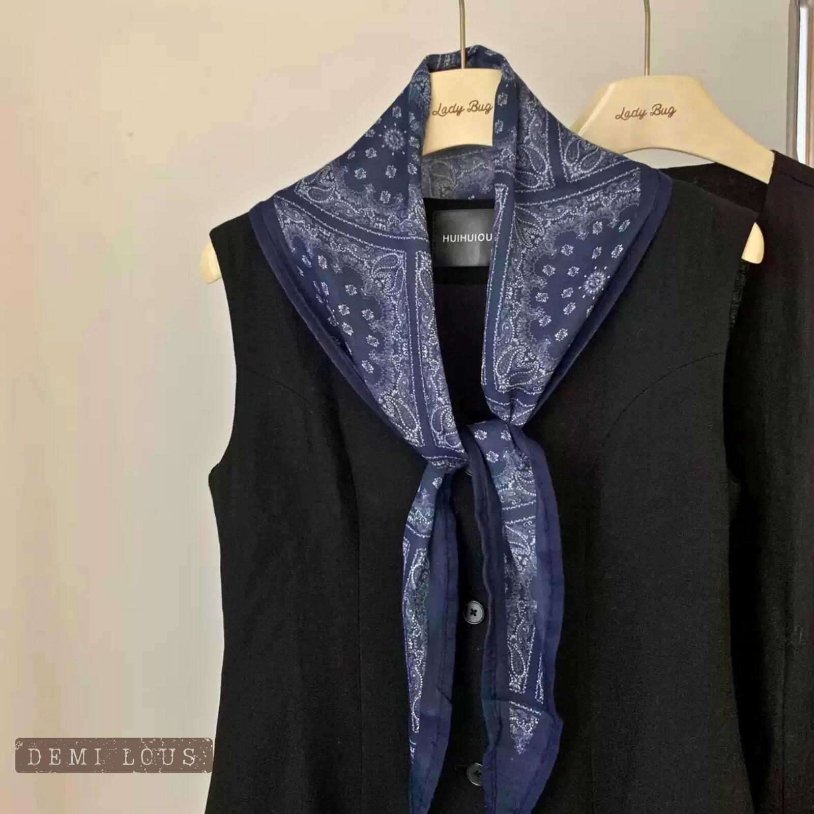 商品情報特徴・ヴィンテージ感あふれる菱形デザインで、都会的で洗練された雰囲気を演出。・コットンリネン素材を使用し、軽やかで通気性が良く、季節を問わず快適に着用可能。・ネックスカーフ、ヘアアクセ、バッグチャームなど、多様なアレンジが楽しめるマ...