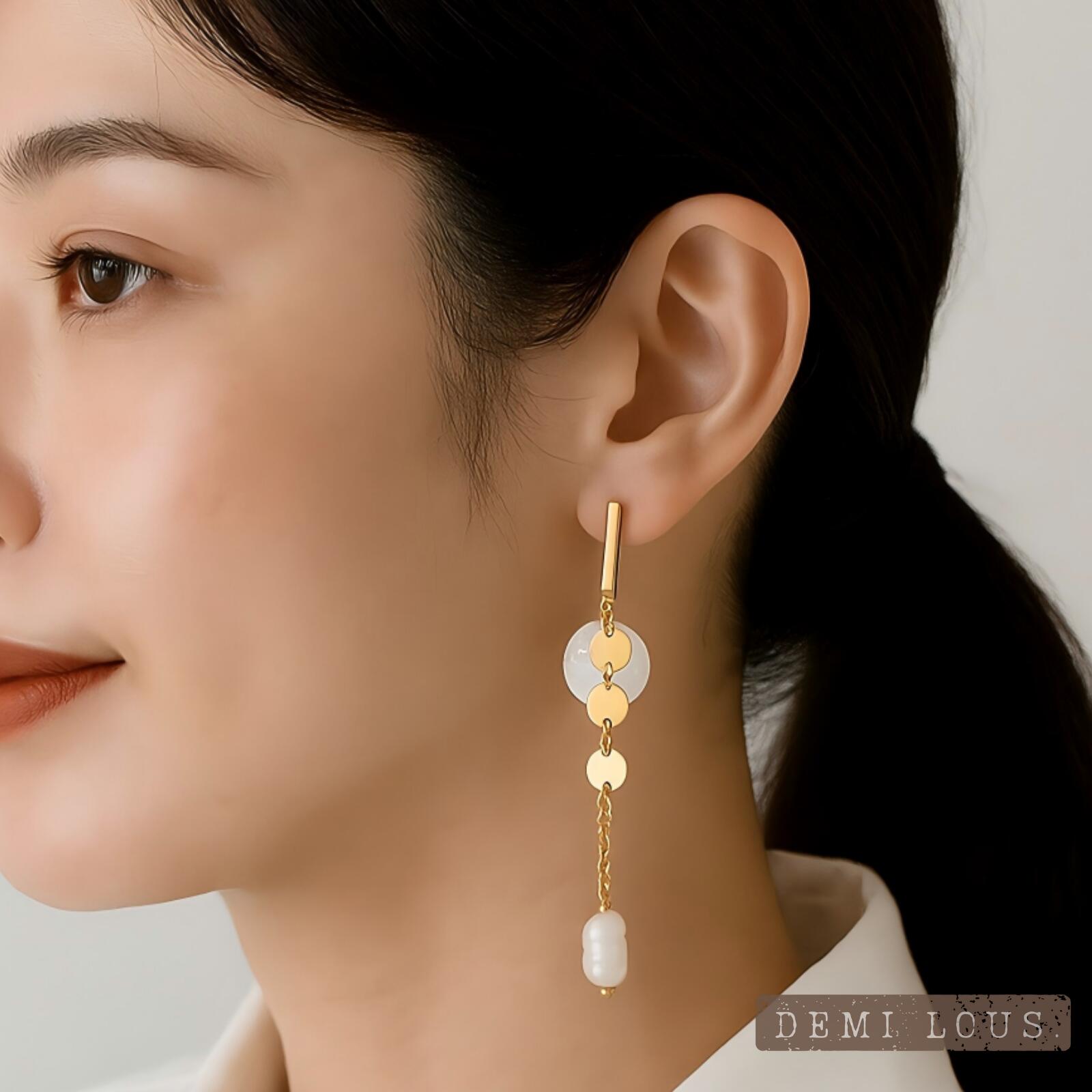 商品情報特徴・自然な淡水パールの揺れ感-　一粒ずつ形が異なる本真珠を使用。耳元で上品に揺れ、光を柔らかく反射します。・透け感のあるシェルサークルデザイン-　軽やかな質感で、動くたびにきらめく。シーズンを問わず合わせやすいシンプルデザインです...