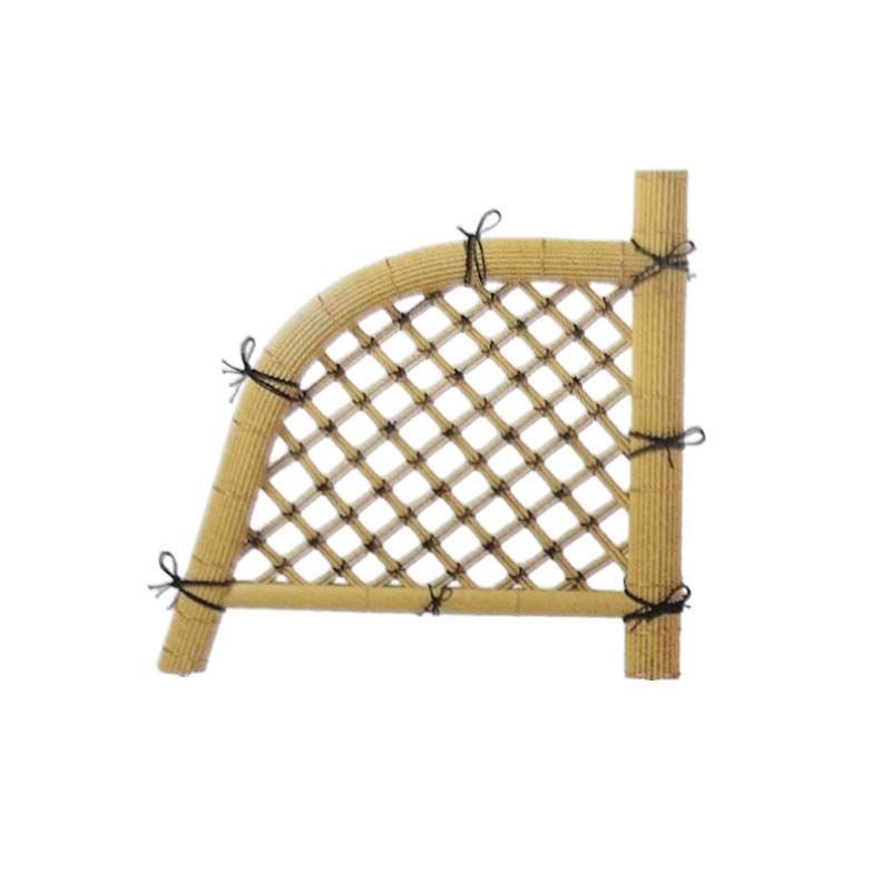 幾度も素材を見直し、銘竹の質感を今もなお追求するグローベンの人工竹垣。 袖垣は、高さ6尺（約180cm）、幅3尺（約90cm）前後で柱の片側を家屋に固定する小型垣根の総称です。 「舞台袖」のように本体である家屋から飛び出ていることからその名...