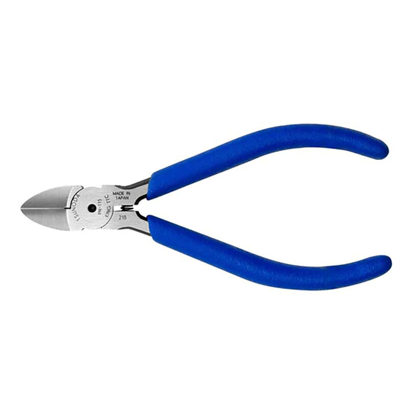 プラモデルのゲートやテグスの切断に。 表面にザラつきがあり滑りにくい。 力がダイレクトに伝わるグリップ。 プラスチックφ5mm切断可能。 品　番：PN-115 サイズ：全長：117mm　頭部幅：14mm　頭部厚：8mm　柄幅：51mm　刃長...