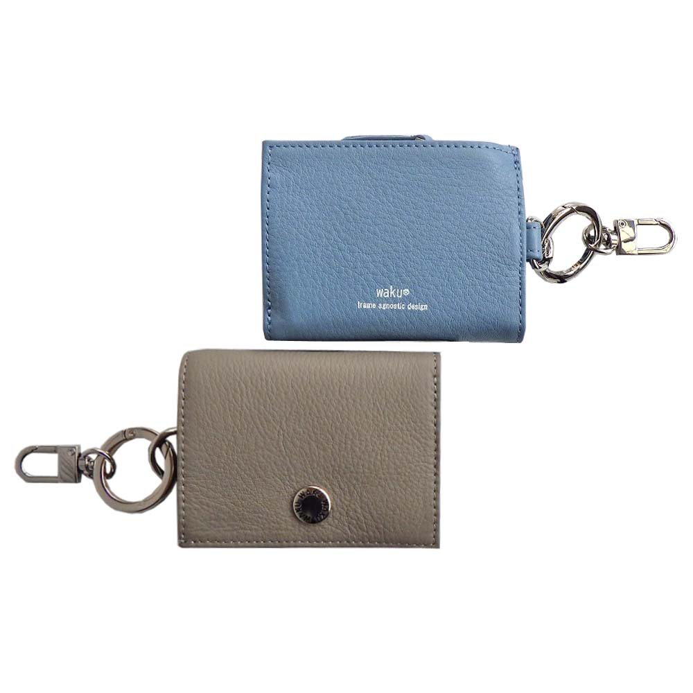 素　材：牛革 サイズ：W10×H8×D2.5cm 仕　様： 　三つ折り財布 　後面：L字ファスナー小銭入れ(内部＝2分割) 　札入れ 　カード入れ×6 　Dカン 付　属：キーリング 店長より一言： 多様化するライフスタイルの中で、『枠』にと...