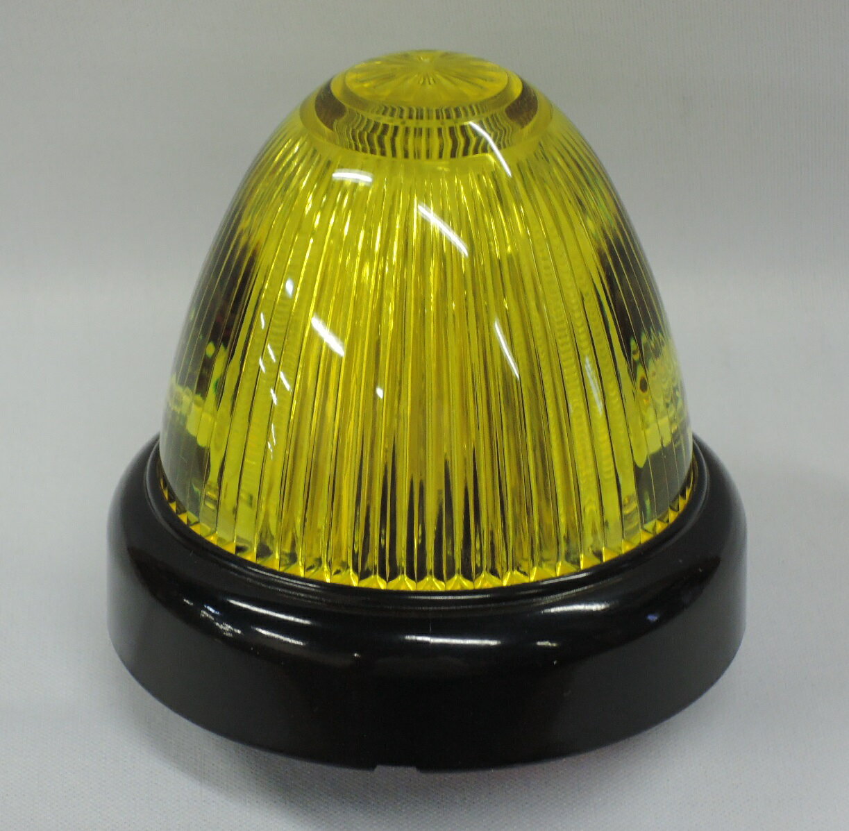●DC24V車専用です。 ●2本の取付けボルトがアース（−）になっています。 ●内部導光体の働きにより、レンズ全体が明るく光ります。（特許出願中） ●発光色はJIS規格の淡黄色の範囲に入っています。 ●防水性能は、IP65です。 ●防水通気...