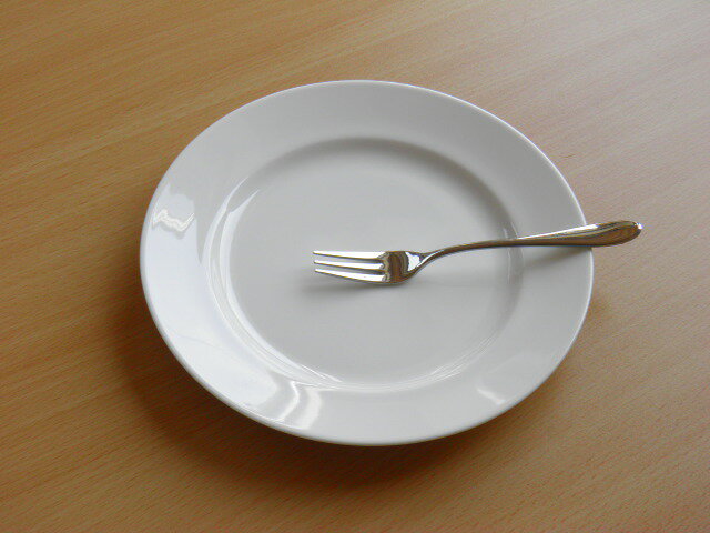 真っ白な白磁の料理が映えるプレートです！ ケーキ、パン、取り皿等色々な用途に♪ 日本製 サイズ Φ17.6×H2.1cm 内径 Φ12.0cm 重さ 約230g 素　材　 白磁器 電子レンジ、オーブン、食器洗浄機可　