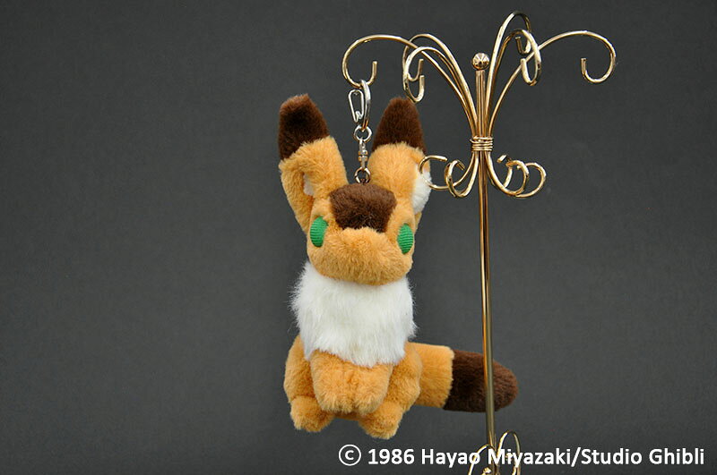 キツネリスのかわいいぬいぐるみキーホルダー！ ふんわりとして手触りが心地よく大きめサイズ、バッグに付けるだけで目を引く可愛いマスコット☆存在感があります！ サイズ＝約 W5.5cm×H12.5cm×D13cm重量＝約 25g　素材＝(本体)...