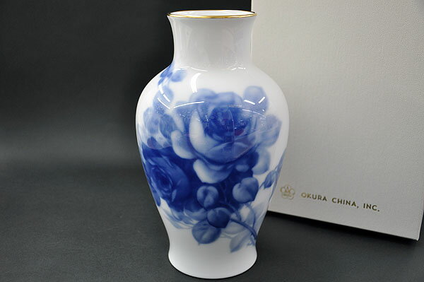 大倉陶園独特の技法　『岡染め』で描かれた幻の青い薔薇。決して真似のできない深みのあるブルー・・・冴え渡る美しさが光ります。ご自宅使いのほか、お祝い事の贈り物によく使われています。 ■サイズ：高さ 28cm　■素材：白磁　■日本製