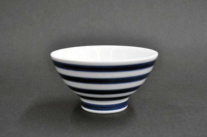 es ライスボール [波佐見焼] 毎日使うものだから こだわりの品を選びたい。 白色の磁器にダークブルーのボーダーが新鮮な、波佐見焼きのライスボウルです。 デザインや色違いを家族で揃えるのも楽しそう。 ●色柄：ボーダーダークブルー　●サイズ...