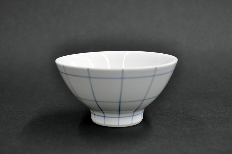 こちらの商品は波佐見焼の職人がひとつひとつ心を込めて線を手描きで製造しています。線の太さ、線の濃さは個々に違います。手作りの雰囲気が特徴でございます。 es ライスボール [波佐見焼] 毎日使うものだから こだわりの品を選びたい。 白色の磁...