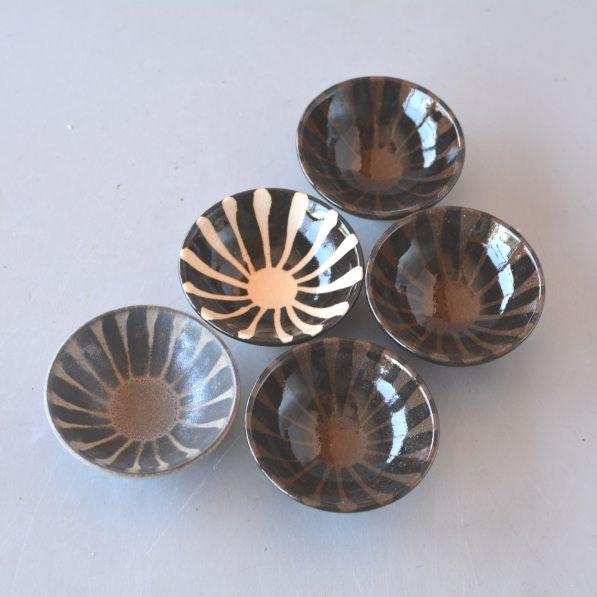 SPECIFICATION Size φ7×H2.7cm Volume Material 陶磁器 Made in 国産 Function 電子レンジ使用不可（金使用）・食洗機OK1セット限り COMMENT 陶器は焼成中に収縮しますのでサイ...