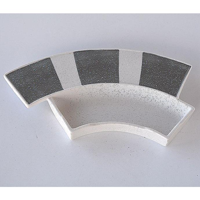 SPECIFICATION Size ○φ24（上部弧の長さ）×10.5×H1.8cm Material 陶磁器 Made in 国産 Function 電子レンジ使用不可・食洗機OK COMMENT 陶器は焼成中に収縮しますのでサイズ、重...
