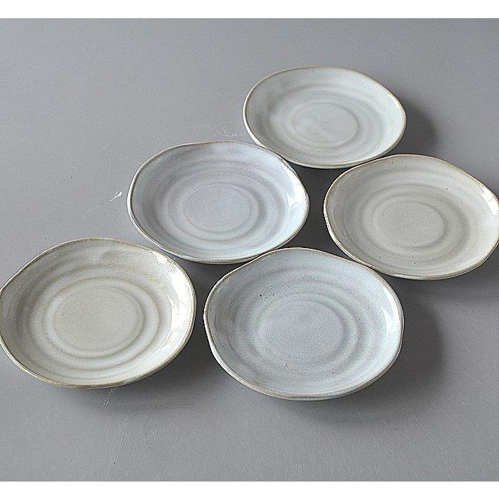 SPECIFICATION Size 13.2×H1.8cm Volume Material 陶器 Made in 国産 Function 電子レンジ・食洗機OK COMMENT 陶器は焼成中に収縮しますのでサイズ、重さには多少誤差がありま...