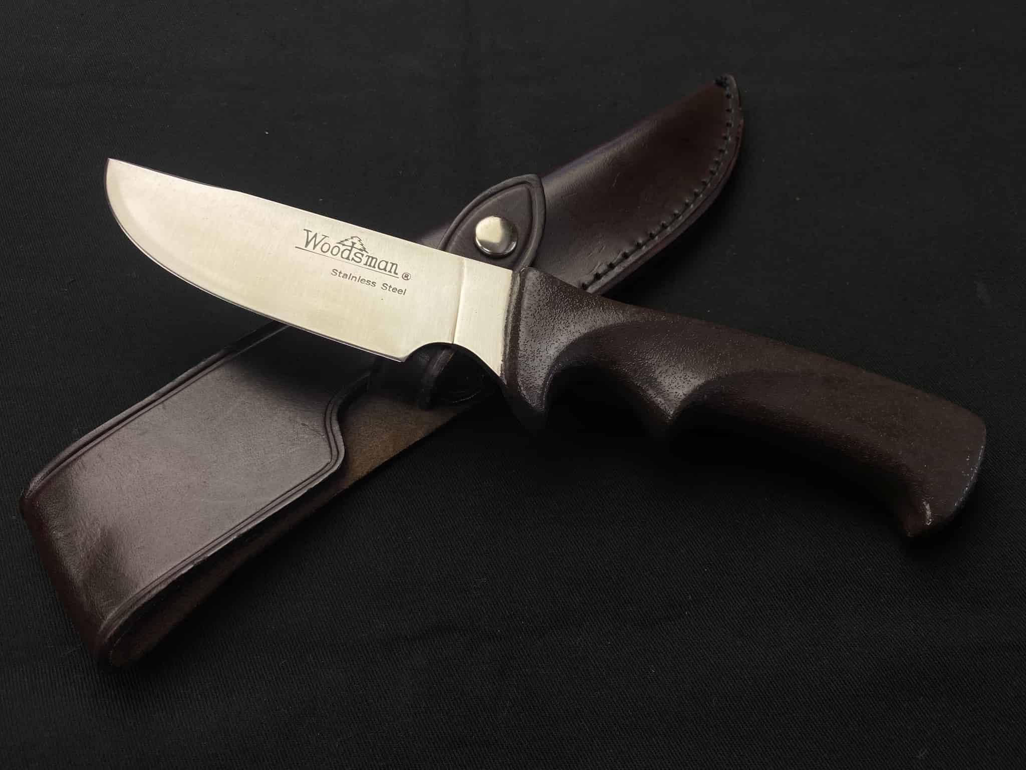 全長 約240mm 刃渡り 約100mm 重量 約220g 刃材 ステンレス 包装 裸（箱なし） 備考 革ケース付き蔵出し品ですので返品交換できません（ご理解のある方のみご注文お願いします）。 数本しか在庫がないので、無くなり次第販売終了します。