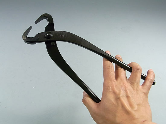 全長 約 2 7 0 mm 素材 鋼（はがね） 包装 1丁箱入り 生産国 日本（岐阜県関市） 備考欄 仕様等は予告無く変更になる場合があります。盆栽の幹を曲げる際、この幹割を使い、幹を割って、幹を曲げ、針金を巻いていきます。 中品盆栽、小品...