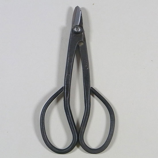 全長 約130mm 刃渡り 約 1 7 mm 素材 白鋼 包装 1丁箱入り 生産国 日本（岐阜県関市） 備考欄 仕様等は予告無く変更になる場合があります。盆栽用針金切の左利き用の鋏です。 白紙（白鋼）という高級鋼を使用した針金切です。 先が...