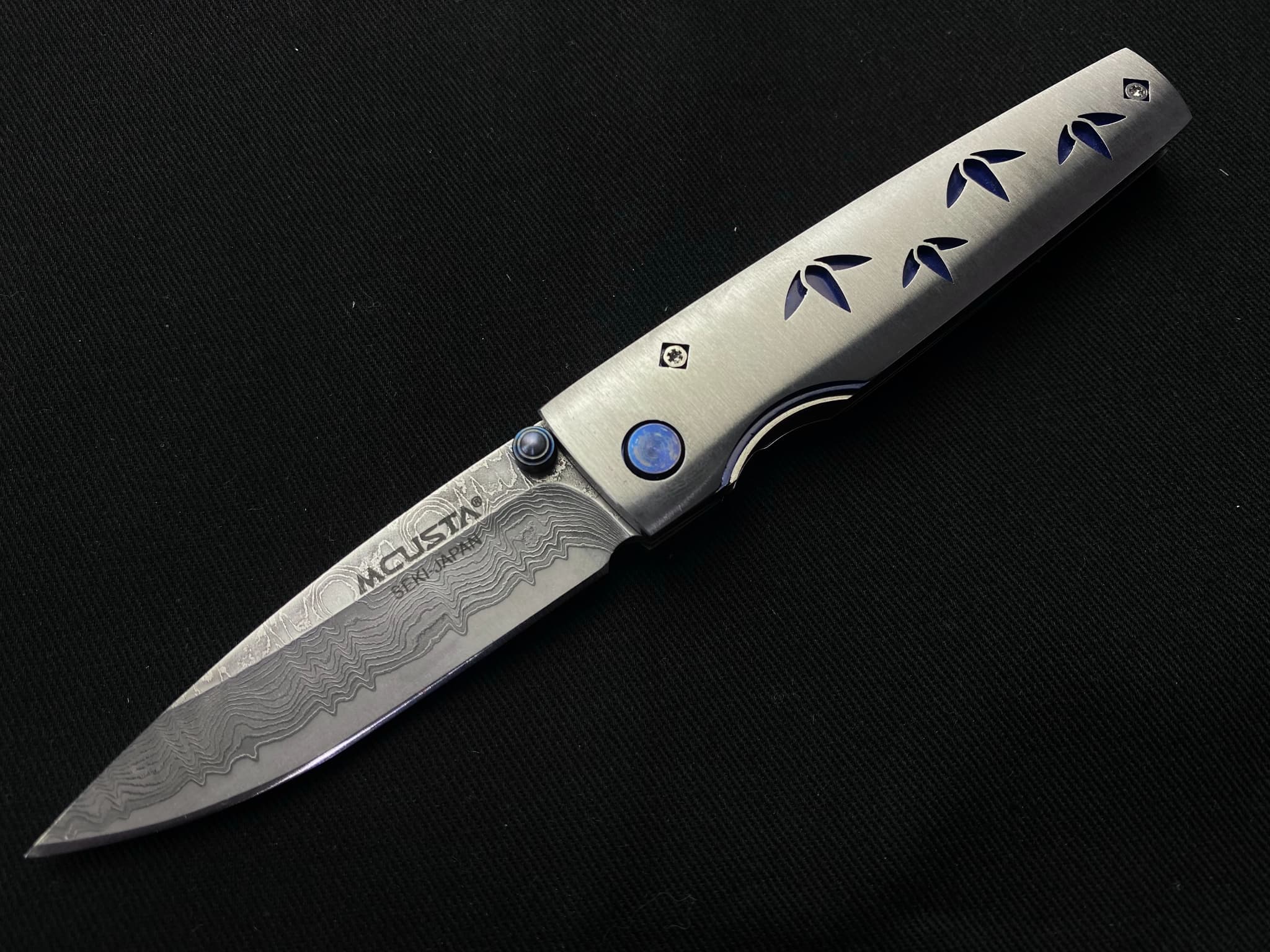 全長(closed) 　 ブレード長 約70mm 刃渡り 　 刃巾 　 峰厚 　 重量 　 刃材 ダマスカス33層鋼（芯材VG−10） 柄材 SUS420J2 包装 1ケ箱入り 生産国 日本 備考欄 西陣織ケース付き「MCUSTA」とはマン...