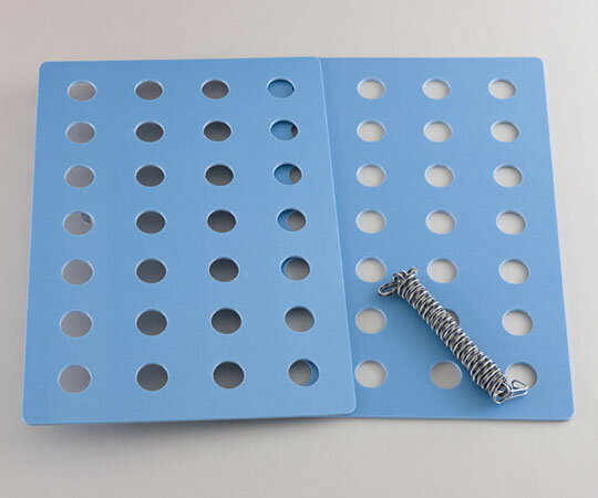 軽くて適度なやわらかさを持つ時樹脂製の野冊です。 採取した植物をはさんで持ち運ぶ時に使用します。 耐熱性ではありませんので、野外専用としてご使用ください。 内容：野冊×2枚、ゴムひも×1本 サイズ：野冊/440mm×310mm、ゴムひも/長...