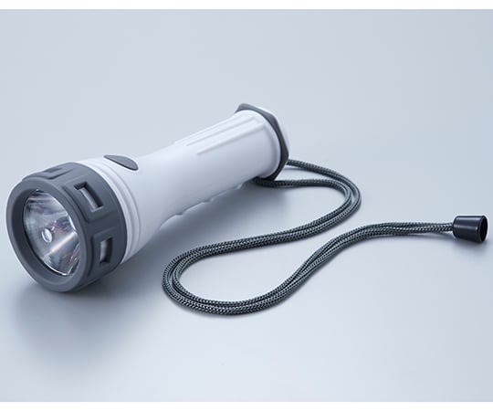 連続点灯約70時間。 単2形乾電池2個使用（別売） 耐衝撃性の保護ラバーが前後に付いており、後部は転がり防止の六角ラバーになっています。 窓付ヘッドなので縦置きでもオン・オフの確認が可能。 首にも掛けられるストラップ付。 サイズ：φ64×1...