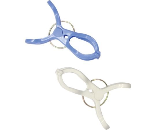 丈夫な強力バネで衣類を竿ごとしっかりはさめます。 物干し竿の上から洗濯物を2枚同時にはさむことができます。 先端は衣類を傷めないソフトな設計です。 ピンチは濡れた手でも押さえやすいように凹状になっています。 他クリップとして束ねるのに使用可...