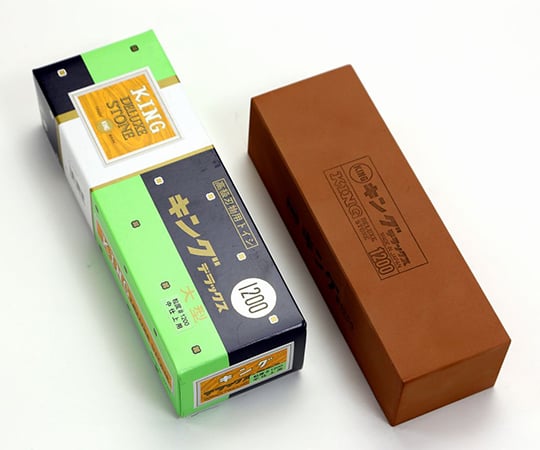 あらゆる刃物の中研ぎ用砥石として開発された品です。 特殊砥材にて製作されていますので品質は永久不変で短時間で、切れ味が冴えるするどい刃が付き、作業の能率を高めます。 用途：かんな・のみ・包丁・ハサミ・ナイフ・その他精密刃物用。 砥石寸法：2...