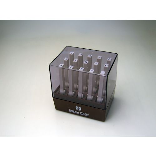 特長:●ケース付きできちんと整理できます。●3本連結の押型です。 仕様:●印面：数字セット●タイプ：明朝体●印面寸法(mm)：8.0×5.7●印面寸法(mm)幅：5.7●印面寸法(mm)高さ：8.0 仕様2:●明朝体 注意:●文字サイズは多...