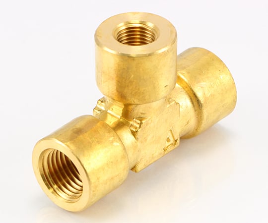 配管と配管を接続するネジ継手（チーズ）となります。 流体の分岐に使用できます。 RoHS指令相当品（カドミウム75ppm以下）です。 寸法：PT1/4 重量（g）：75 RoHS対応配管と配管を接続するネジ継手（チーズ）となります。 流体の...