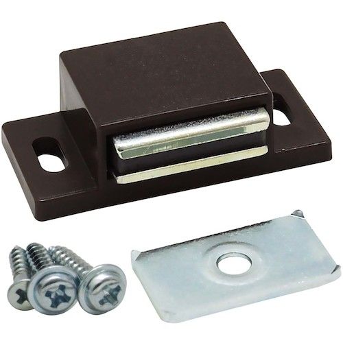 【特長】●一動作で手軽に扉を開閉できます。【用途】●木製家具やキャビネットなどの扉に。【仕様】●全長(mm)：40●取付ピッチ(mm)：31●色：茶【仕様2】●規格：M40●サイズ(mm)：40x19.5●吸着力(kg)：1.3【注意】●寸...