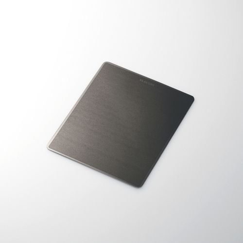 【特長】●PC本体のカラーや、デスクのカラートーンとコーディネートできる、メタリックマウスパッドです。 ●表面に特殊な凹凸処理を施し3次元的な不規則模様を作り出すことで、マウスの動きを的確にキャッチし、快適なマウス操作を実現します。 ●マウ...