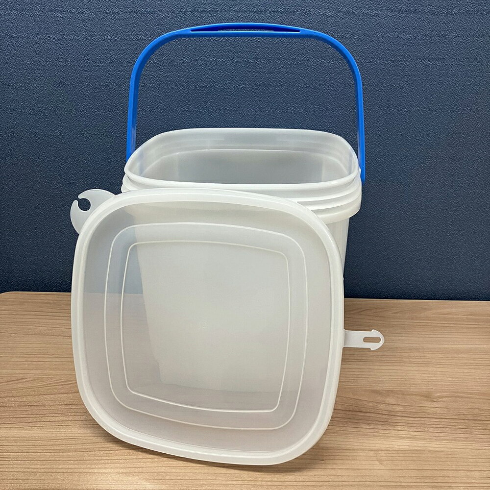 小型・軽量で耐久性に優れた、高い密閉度のバケツです。フタストッパー付きなのでフタの紛失を防ぎます。タイプ：角容量：10L外寸法（mm）：255×255×250内寸法（mm）：237×237×238重量：650g材質：本体・フタ／PE（ポリエ...