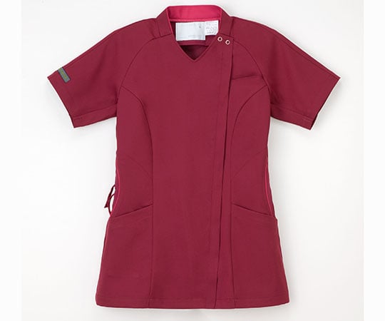 脇下のカッティングが腕の可動範囲を広げ、メッシュ仕様が衣服内の通気性をUPさせます。深い色合いとストレッチ性のある素材を使用した機能美の高い快適ウェアです。右脇ループ鍵やストラップコードなどを掛けられるWループ仕様になっています。高級感が感...