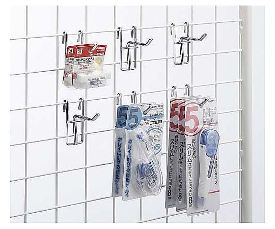 線材でできた定番のメッシュ用フック。長さ：50mmフック線材寸法：直径5mm寸法：長さ／50mm材質：スチール（クロームメッキ仕上げ）生産国：中国荷姿サイズ：110×200×35mm　0.04kg[荷姿サイズについて]線材でできた定番のメッ...