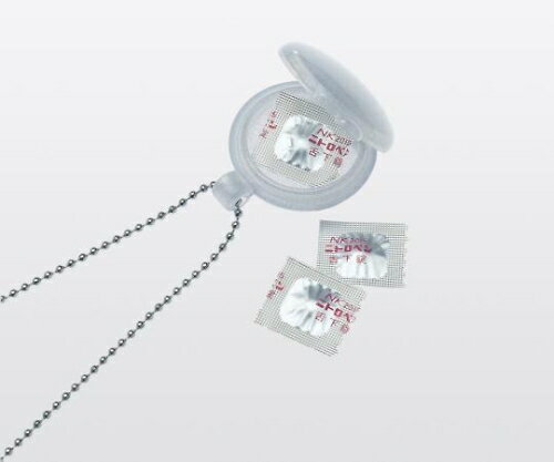 特徴 ニトログリセリン錠剤なら3個収納できます。 錠剤を取り出しやすいペンダントタイプです。仕様 型番：17140 幅×高さ×厚み（mm）：35×42.5×15 材質：本体／アクリル、Oリング／透明シリコン、ボールチェーン／真鍮・クロームメ...