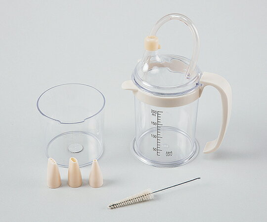 お水から流動食まで、内容に合わせた吸い口3種が付属しています。 ・しっかり持てて、こぼれにくくお掃除も容易です。容量（mL）：200 ・入数：1個 ・材質：本体・フタ・メジャーカップ／PC（ポリカーボネート）、吸口3種／ポリエステル・エラス...